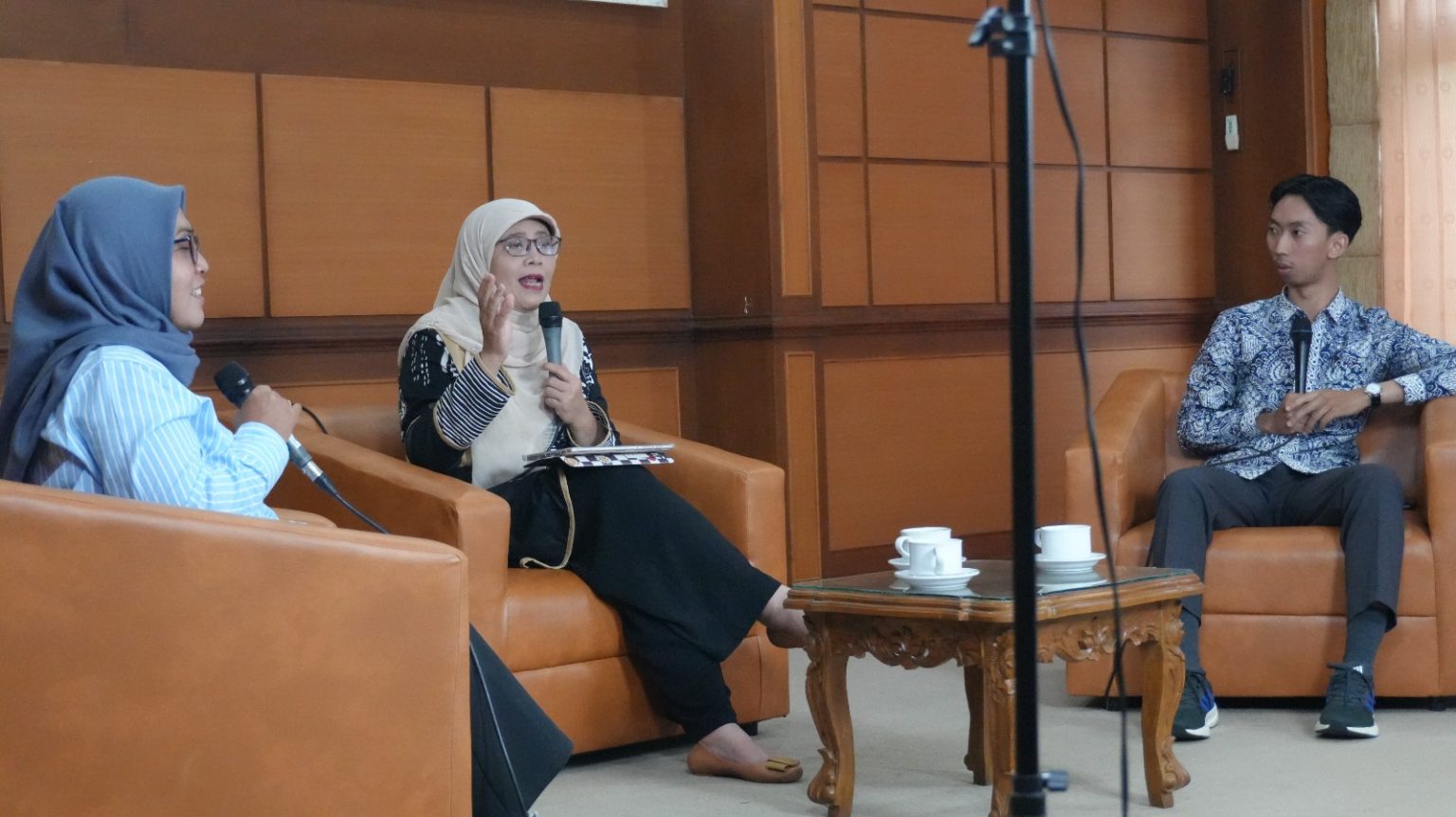 Podcast ”NGOPI JAHE” BPMP DIY : Gadget Ancam Budaya Sosial Siswa – BPMP ...